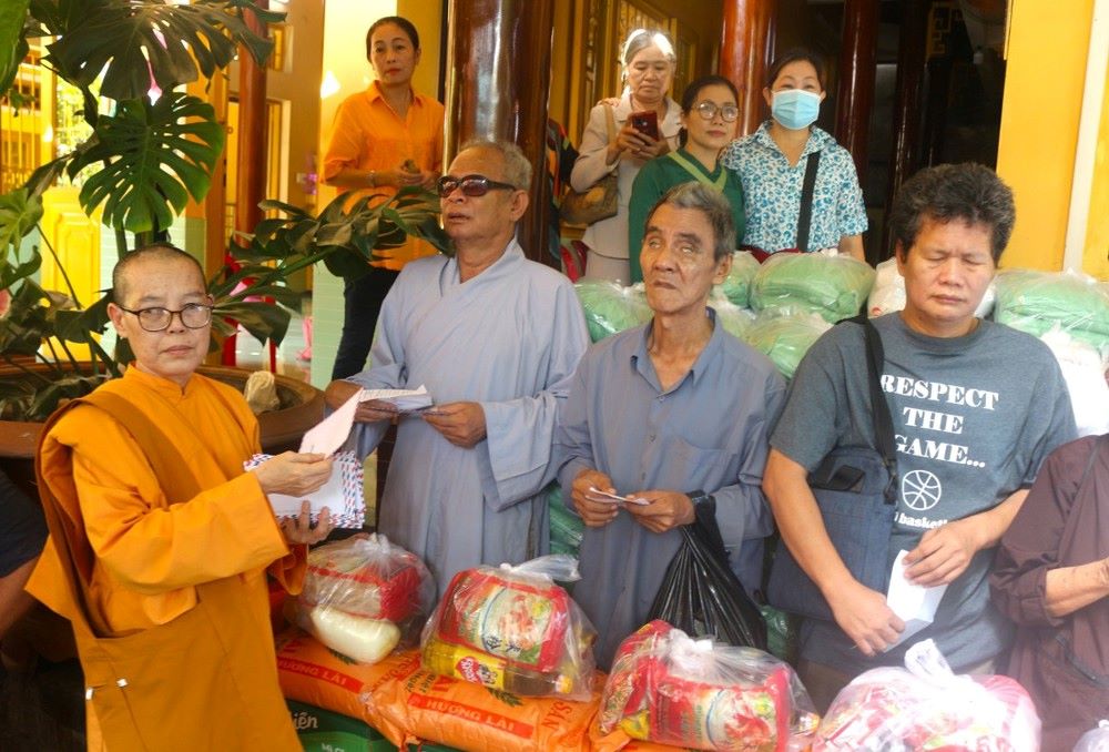 TP.HCM: Tịnh xá Ngọc Sơn trao quà cho người khiếm thị mùa Vu Lan